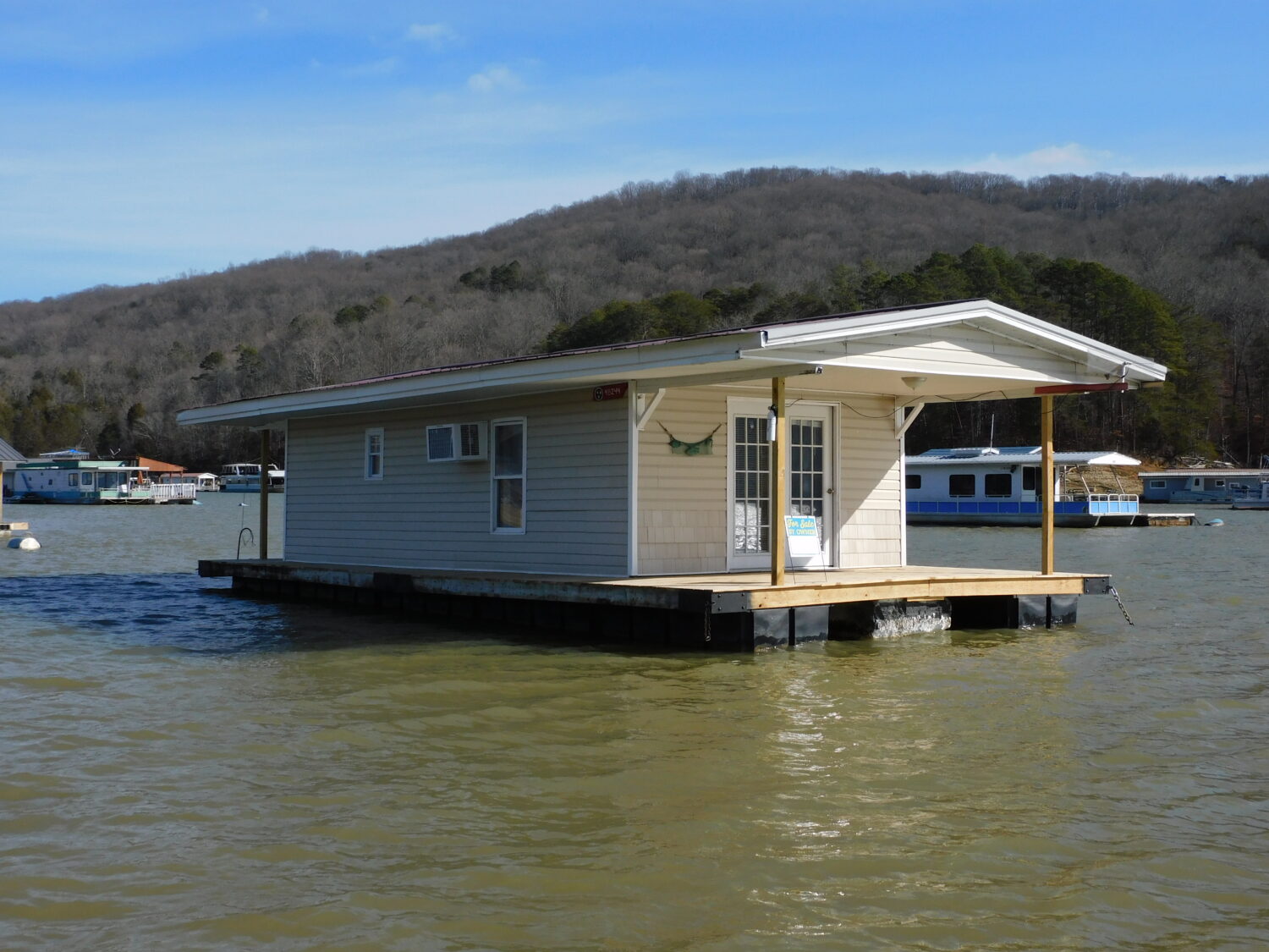 Floating Home Rentals – Straight Creek Marina