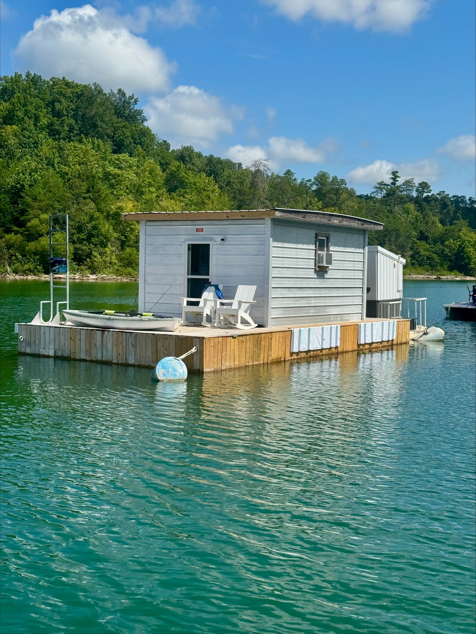 Floating Home Rentals – Straight Creek Marina